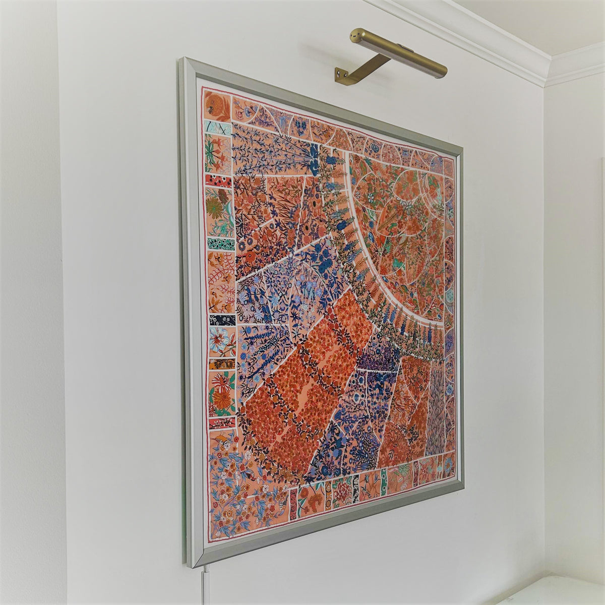 SL Illuminated Scarf Display Frame by LuxeDisplay – Luxury Bag Display